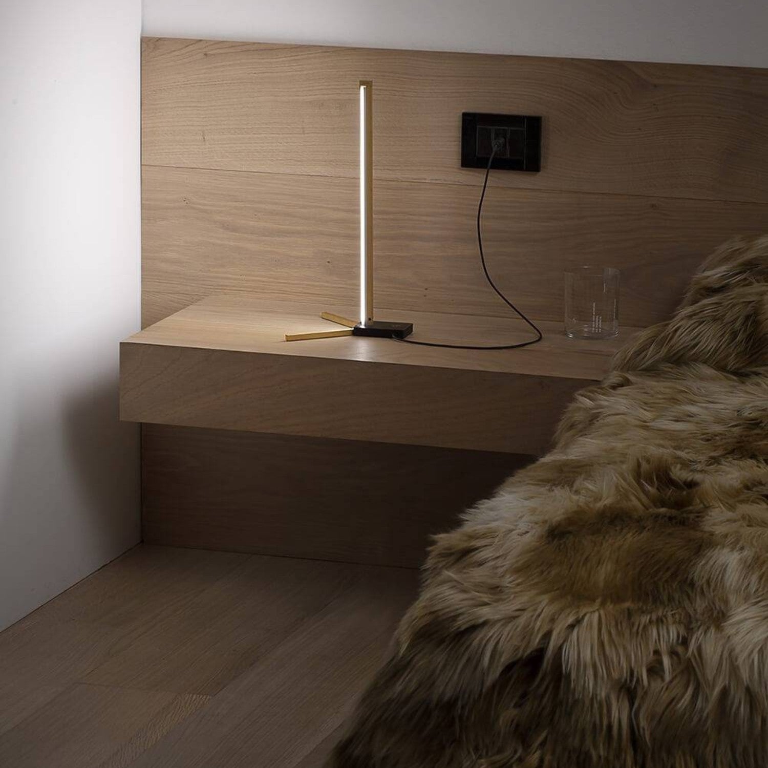 Vesoi Minima Table Lamp | Luminesy